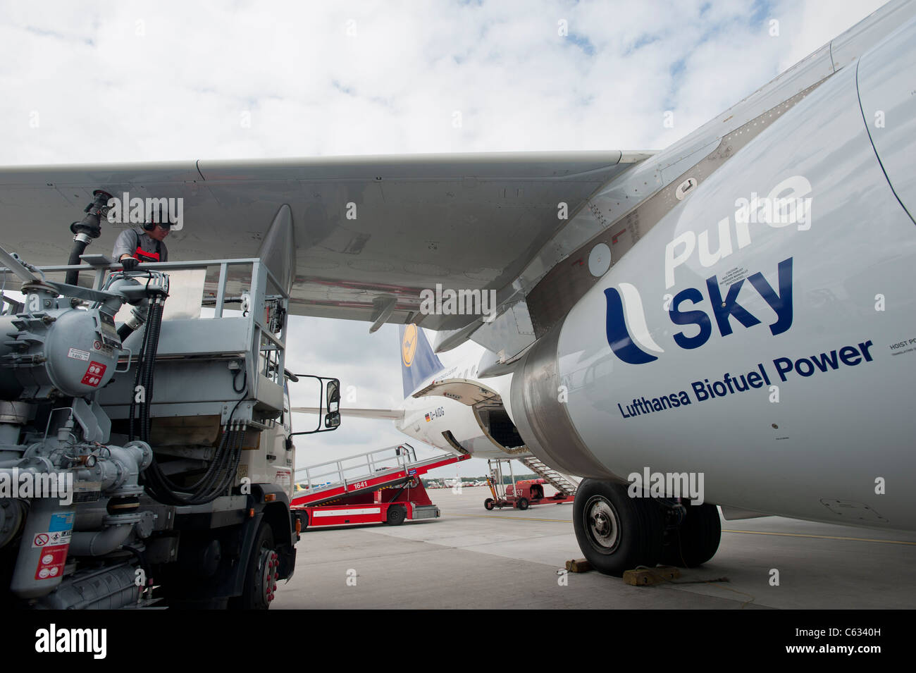 GERMANY Hamburg airport, Lufthansa Airbus A321 tanked up with pure sky ...
