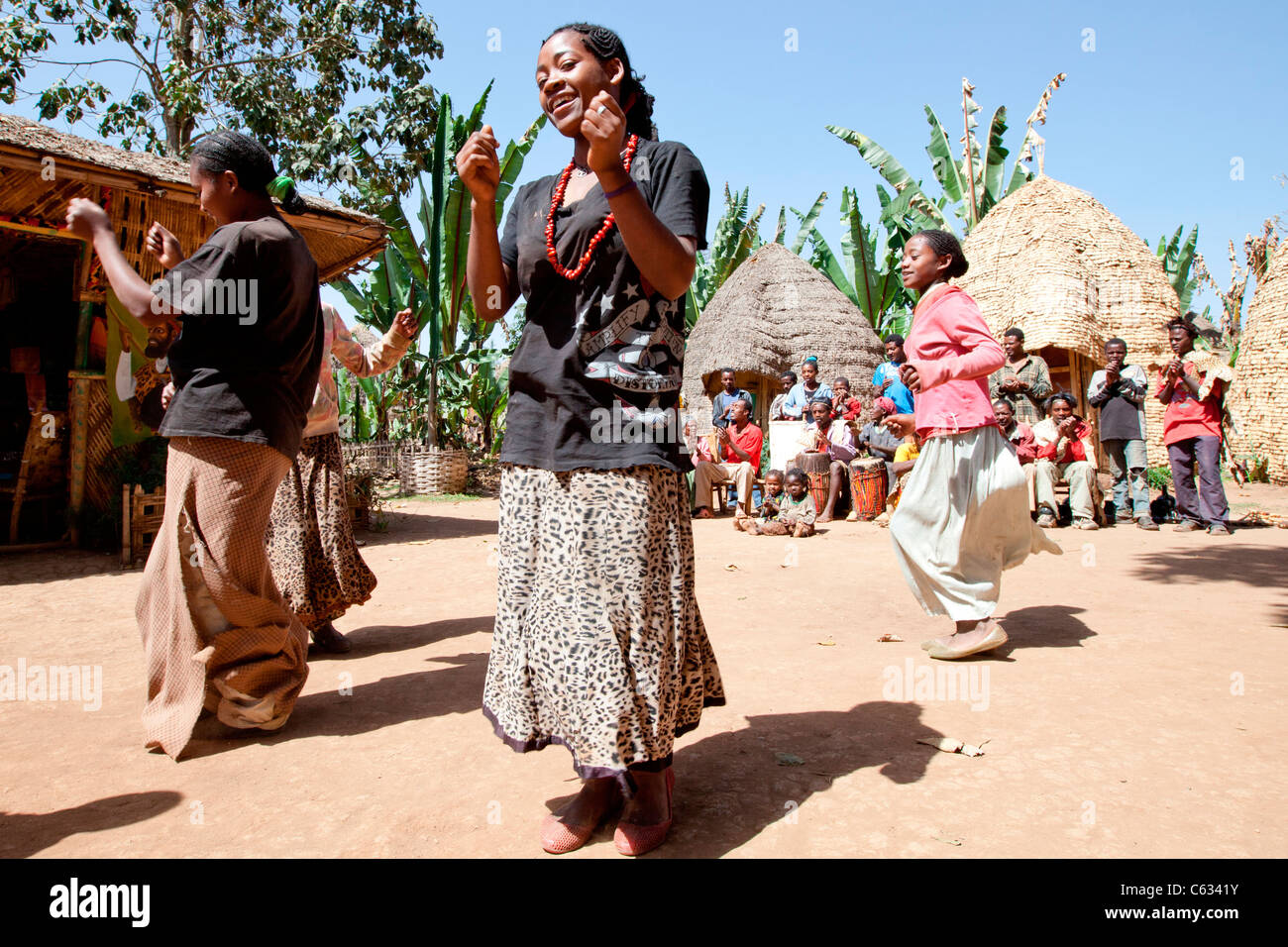 Tribal dancing hi-res stock photography and images - Alamy