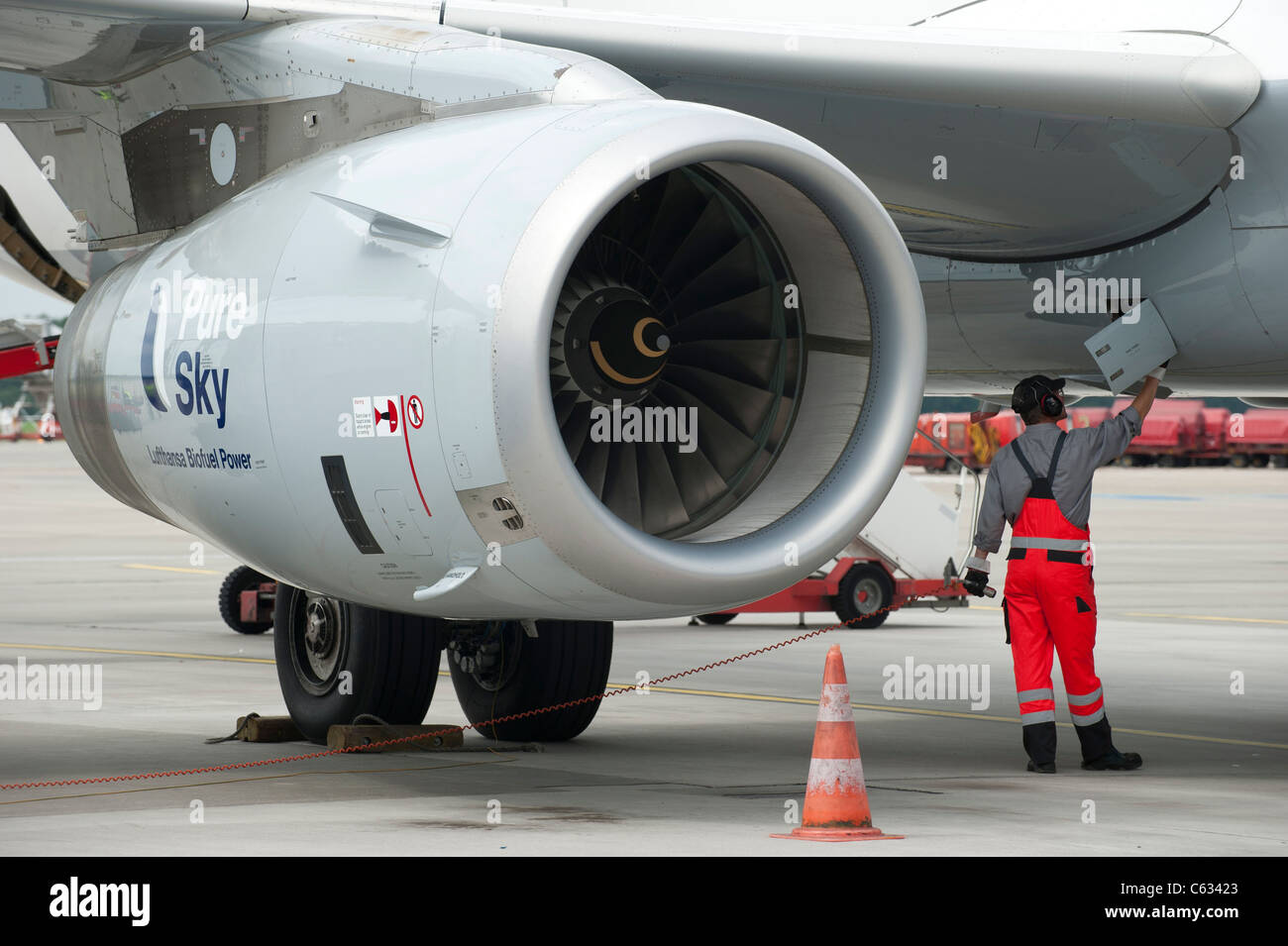GERMANY Hamburg airport, Lufthansa Airbus A321 tanked up with pure sky ...