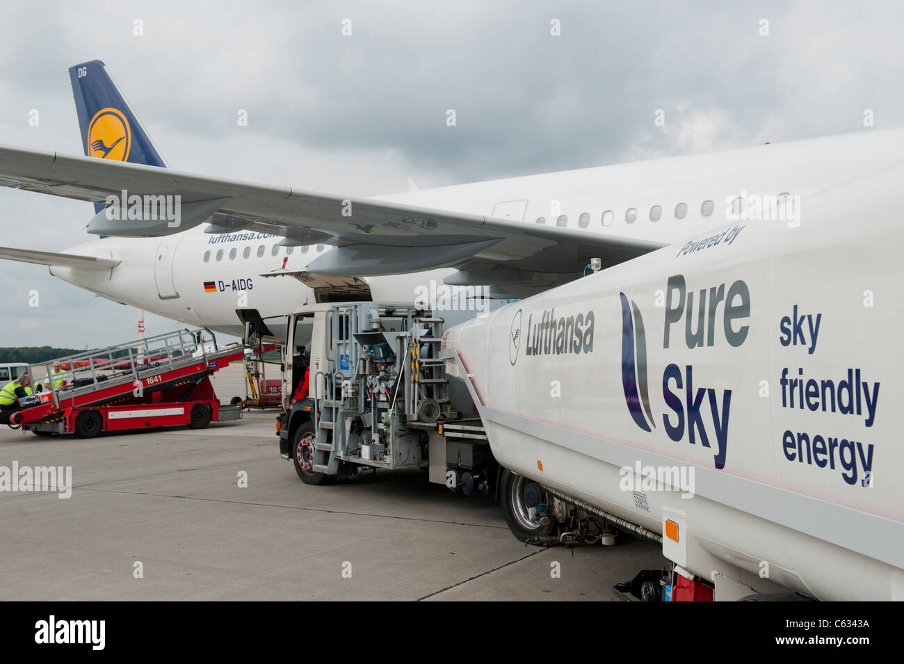 GERMANY Hamburg airport, Lufthansa Airbus A321 tanked up with pure sky ...