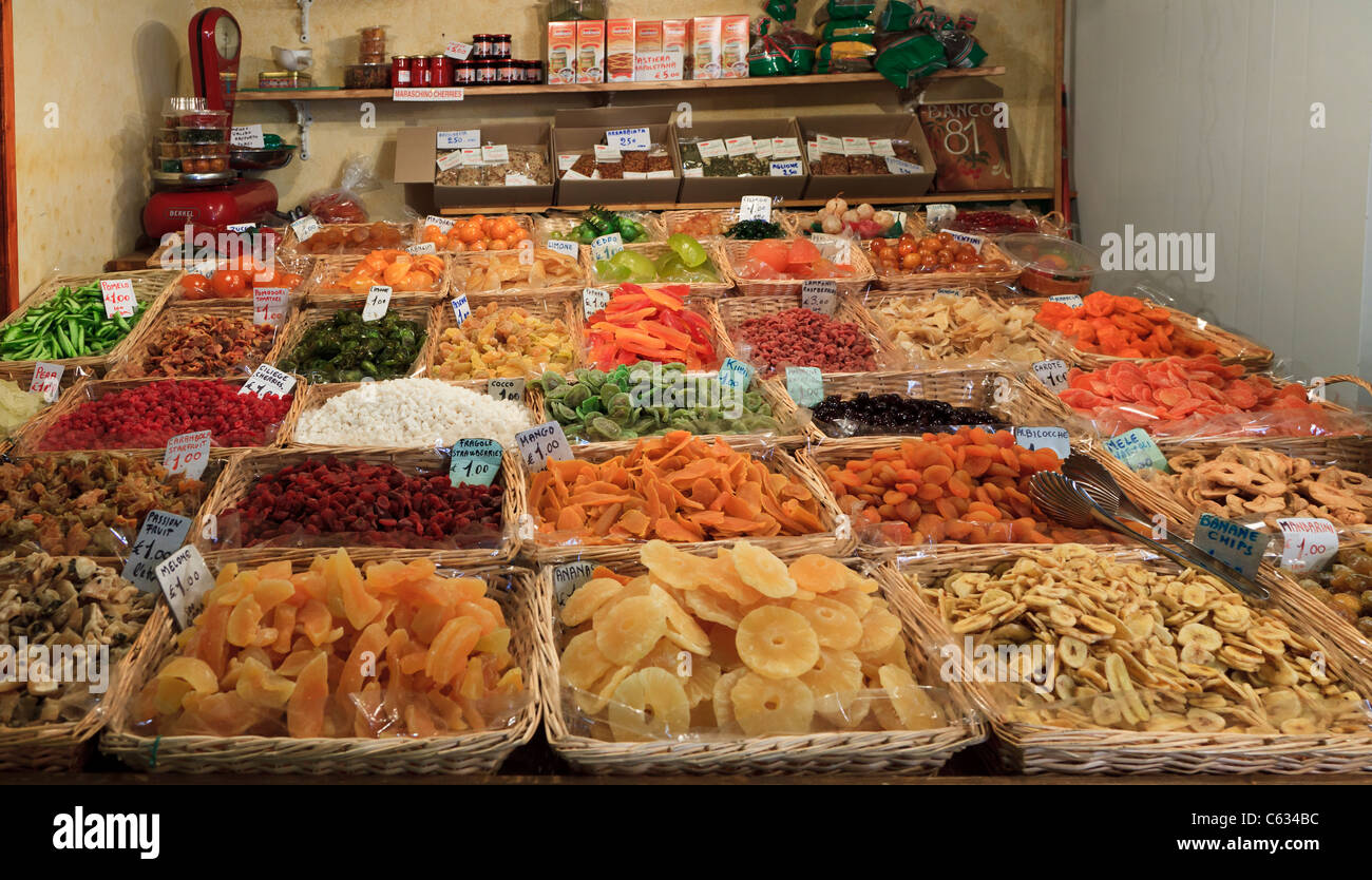 Dried fruits italy stall hi-res stock photography and images - Alamy