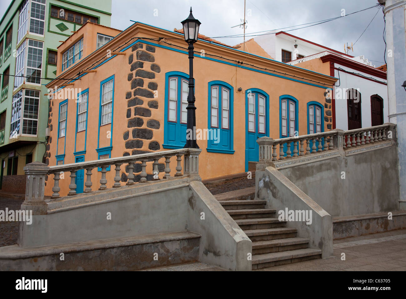 Colourful typical canarian houses at Santo Domingo de Garafia, La Palma ...