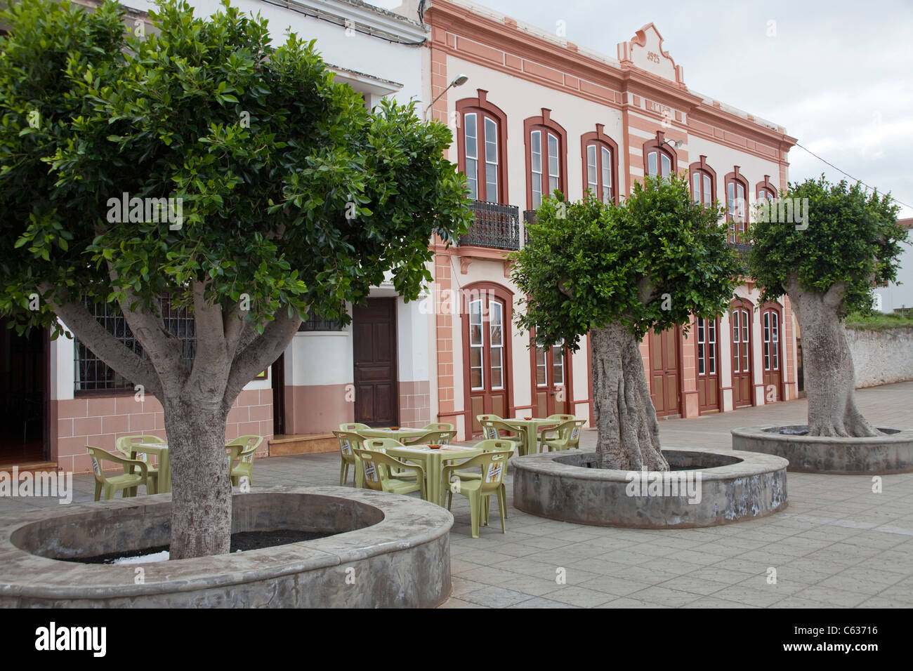 Colourful typical canarian houses at Santo Domingo de Garafia, La Palma ...