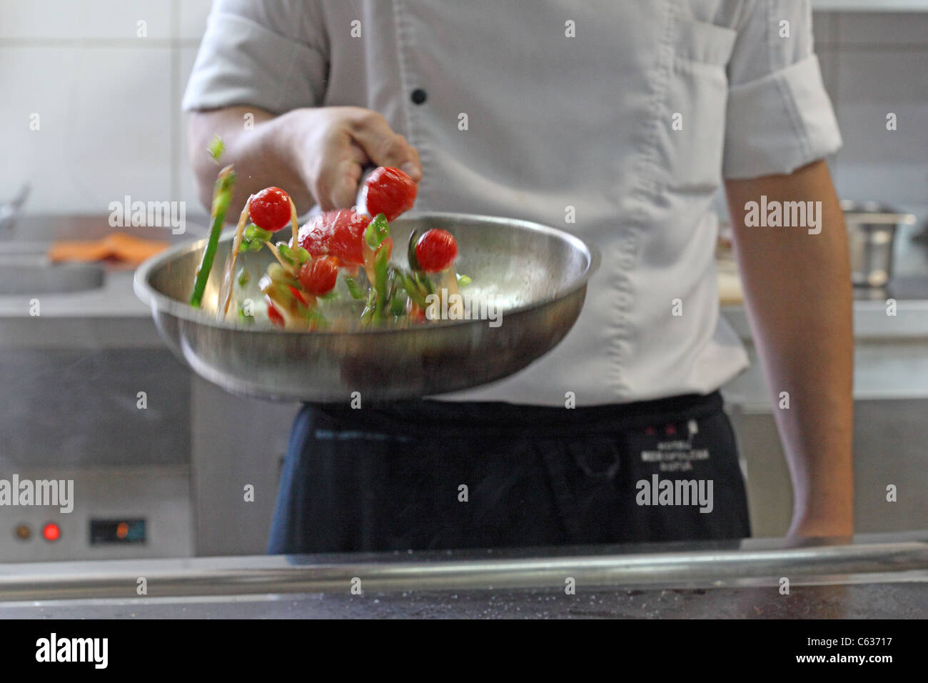 Chef cooking with fire hi-res stock photography and images - Alamy