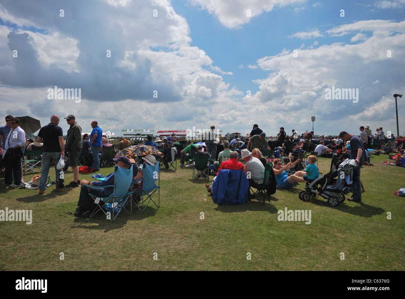 Crowd watching air show hi-res stock photography and images - Alamy