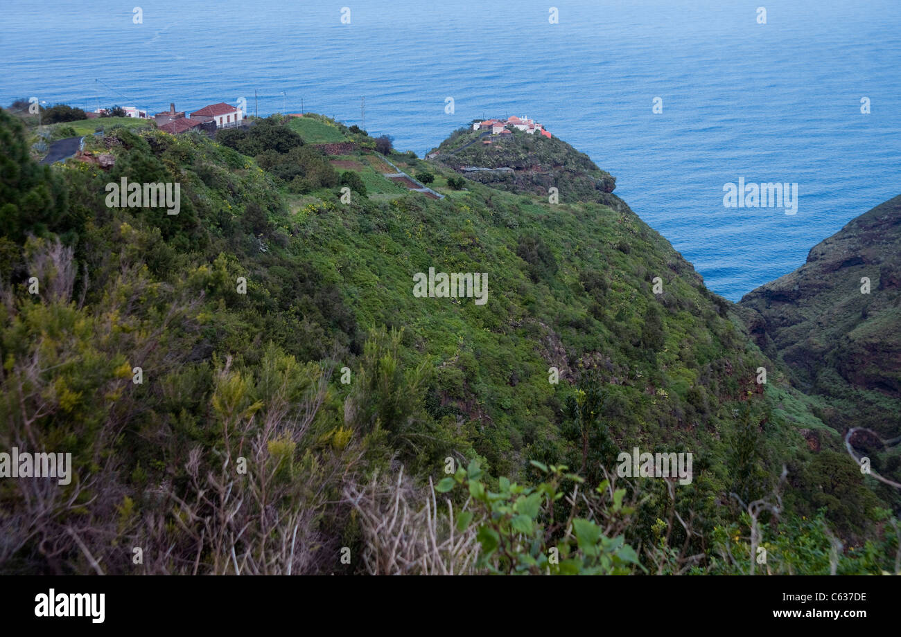 Lonely houses at steep cliffs close La Tosca, Barlovento, La Palma ...