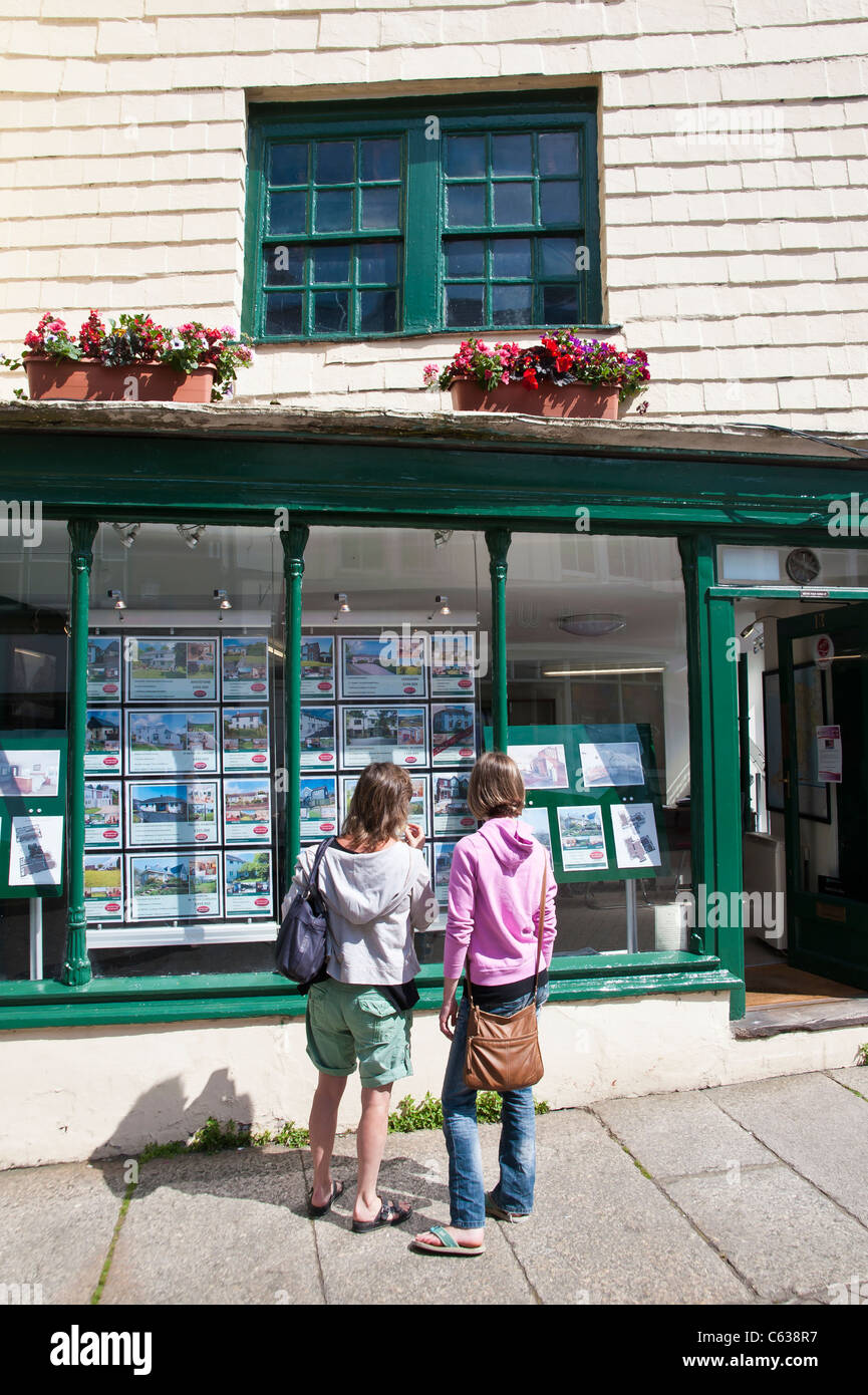 Estate agent window hi-res stock photography and images - Alamy