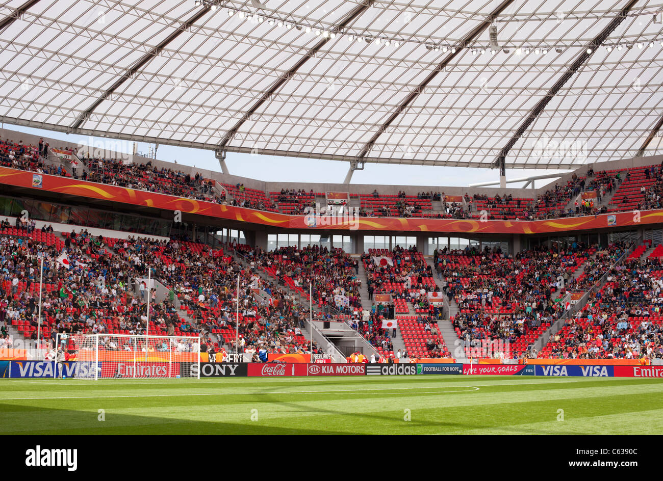 Football stadium crowd hi-res stock photography and images - Alamy