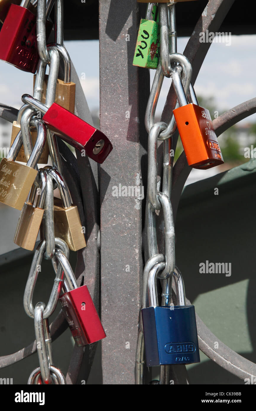 Interlocks hi-res stock photography and images - Alamy