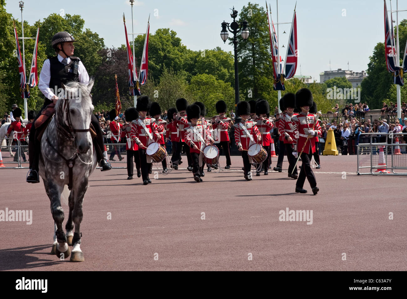 Buckingham Palace Irish Guards High Resolution Stock Photography and ...