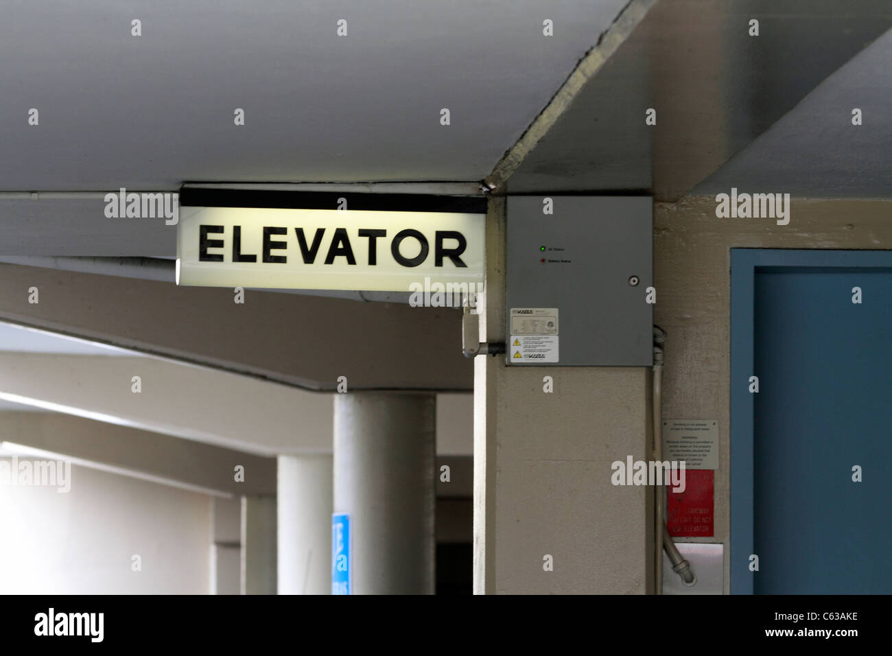 Elevator sign hi-res stock photography and images - Alamy