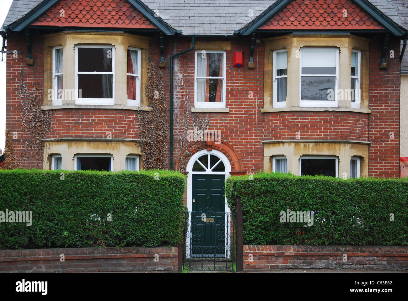 Semi detached house front garden hi-res stock photography and images ...