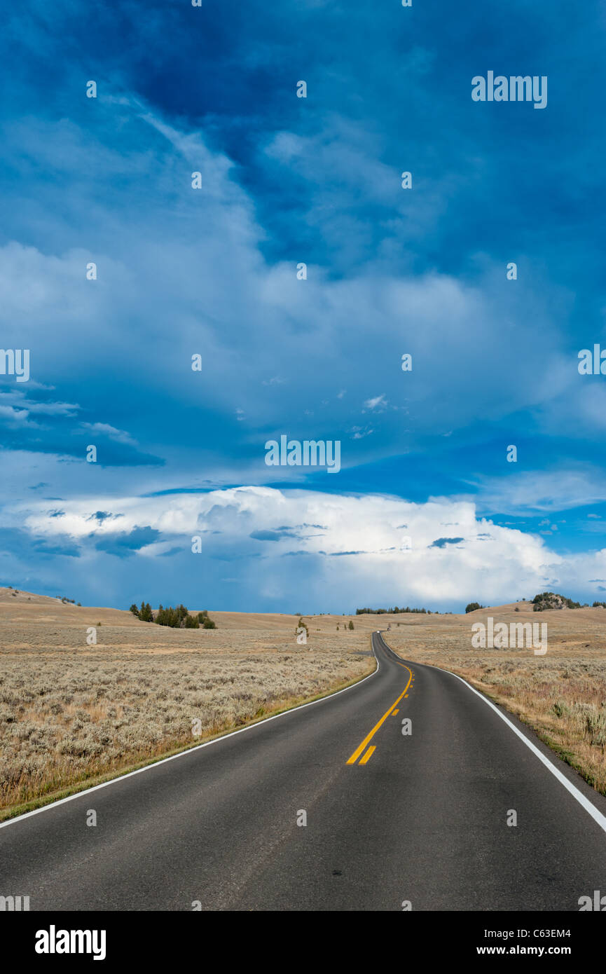 Empty roadway heading towards a distant storm Stock Photo - Alamy
