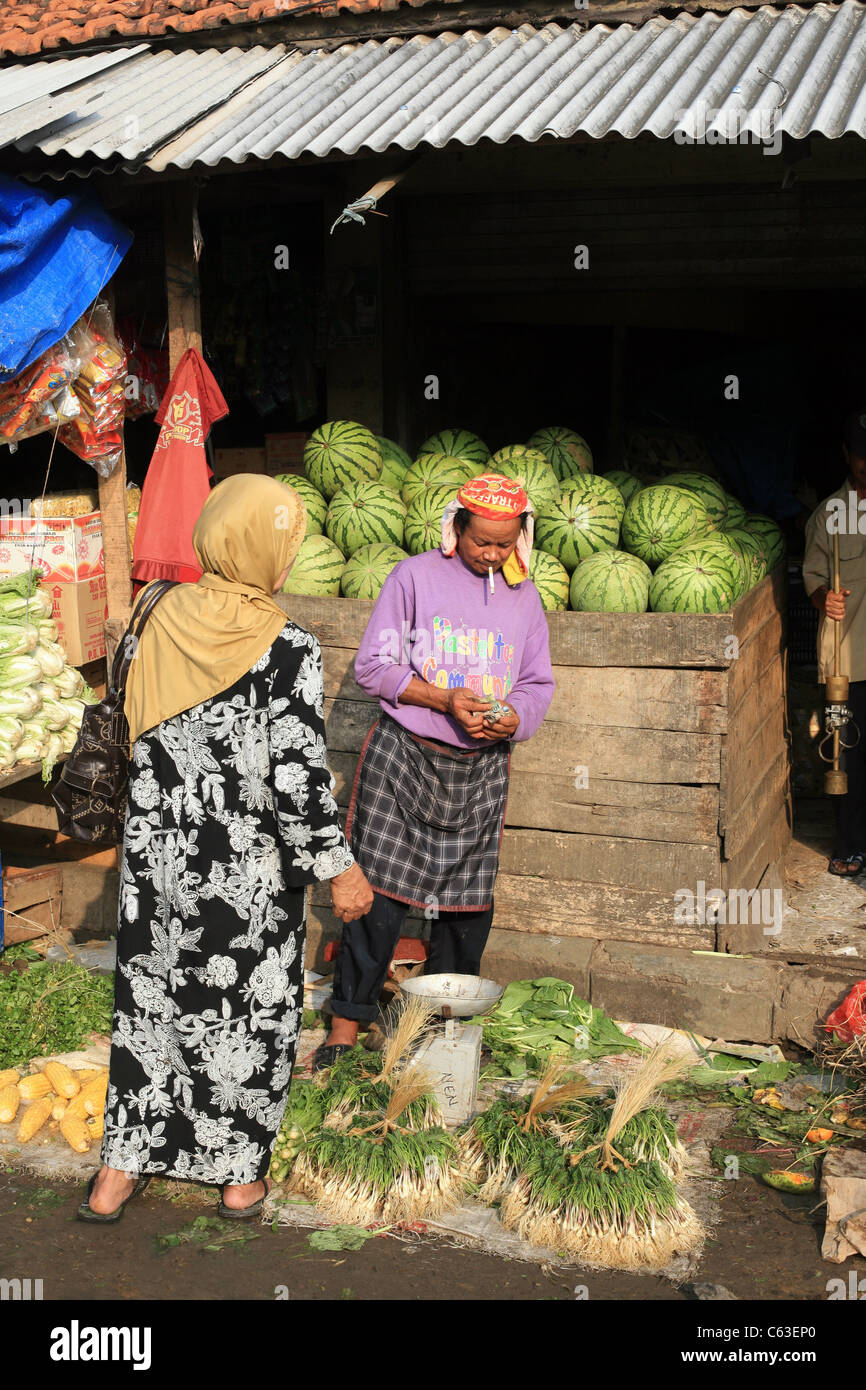 Early morning activity at the fruit and vegetable market Stock Photo ...