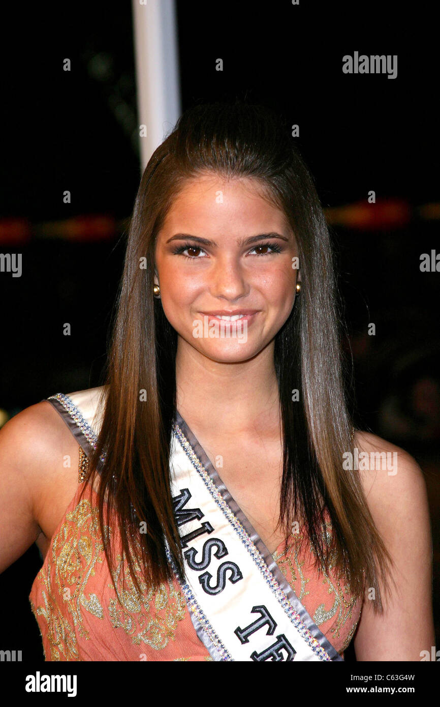 Shelley Hennig Model