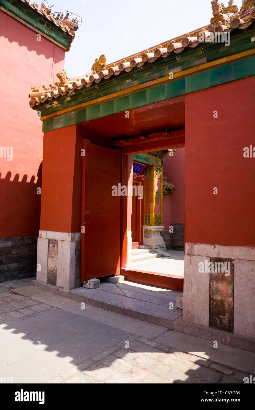 Arch / archway / internal gate / gateway / door in the wall / walls of ...
