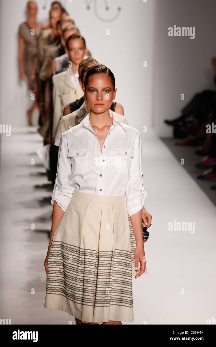 Runway models hi-res stock photography and images - Alamy