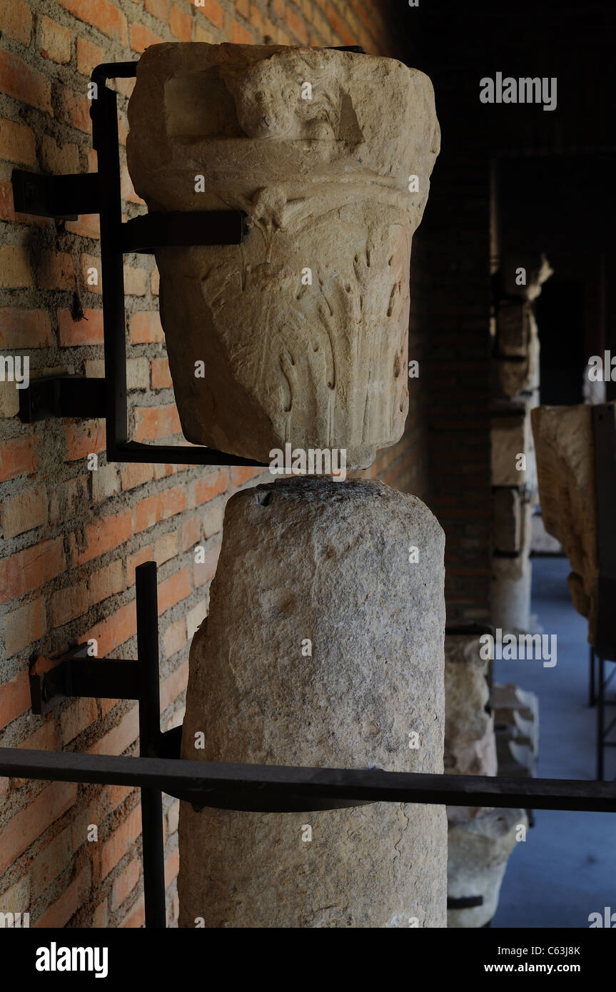 Corinthian chapiter .Renaissance ( Plateresque ) belonging to the ...