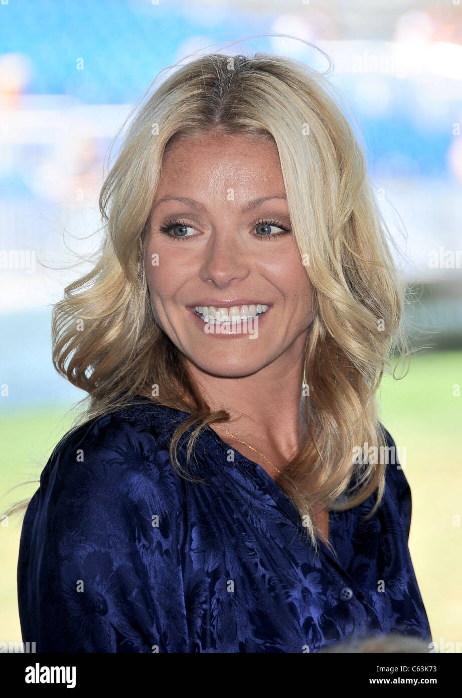 Kelly ripa hampton classic horse hi-res stock photography and images ...
