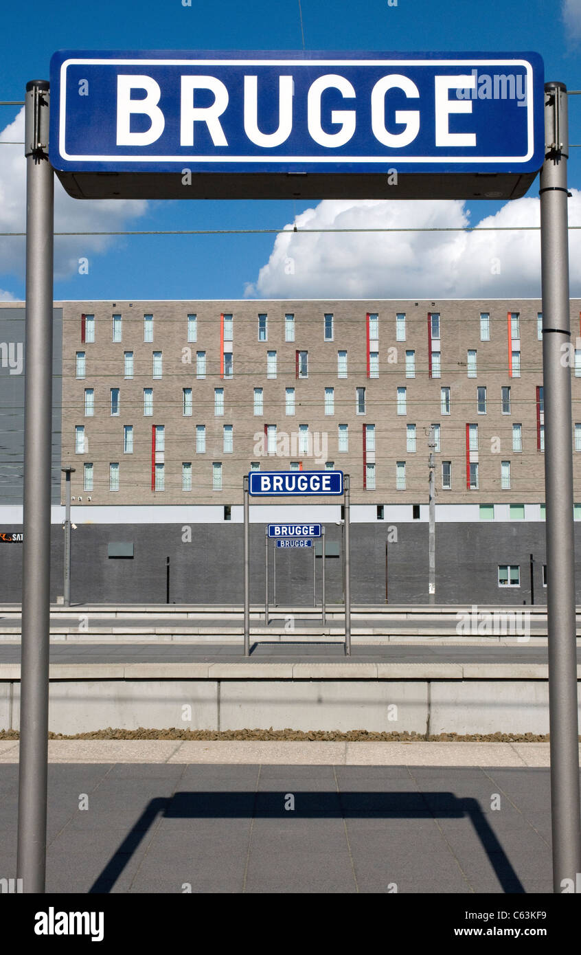 Platform signs hi-res stock photography and images - Alamy