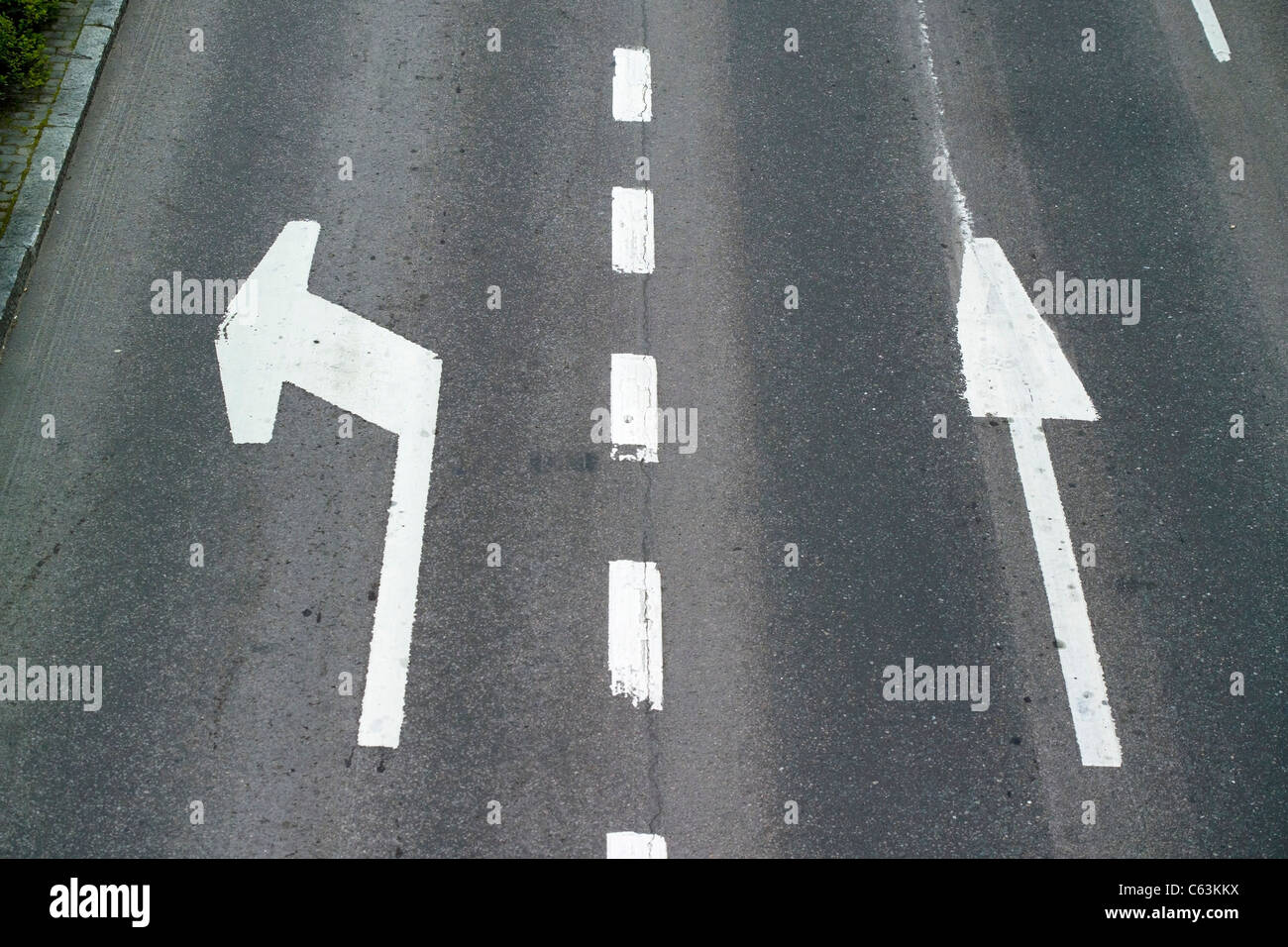 lane arrows on tarmac Stock Photo - Alamy