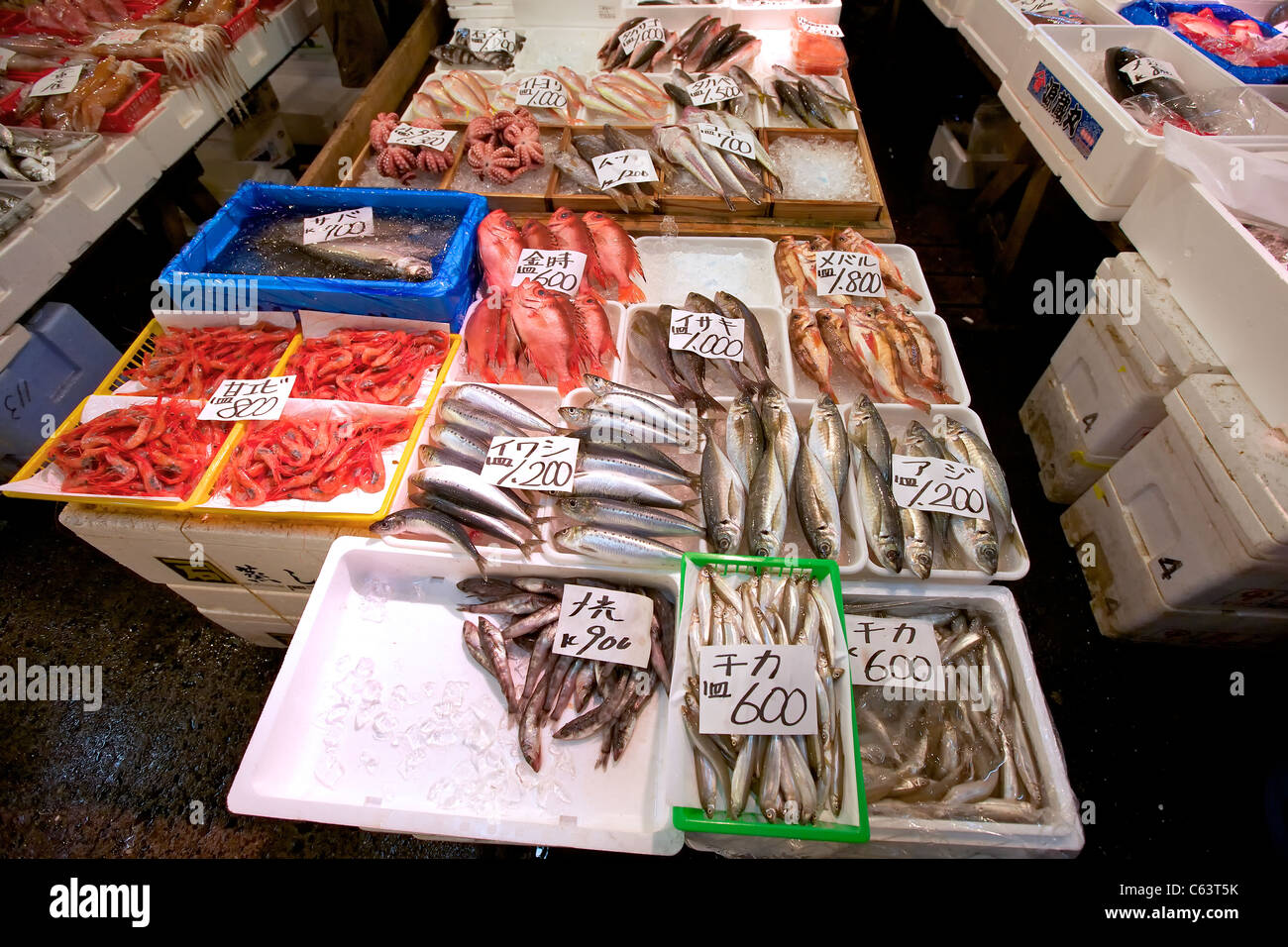 Seafood vendors at the Tsukiji Wholesale Seafood and Fish Market in ...