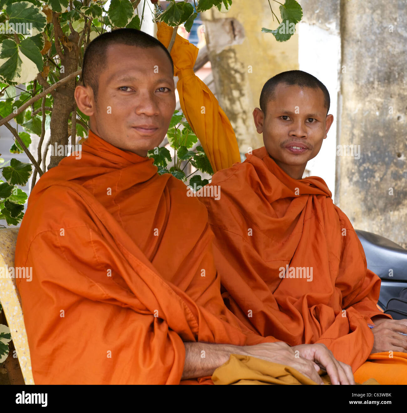 Monks sitting cambodia hi-res stock photography and images - Alamy