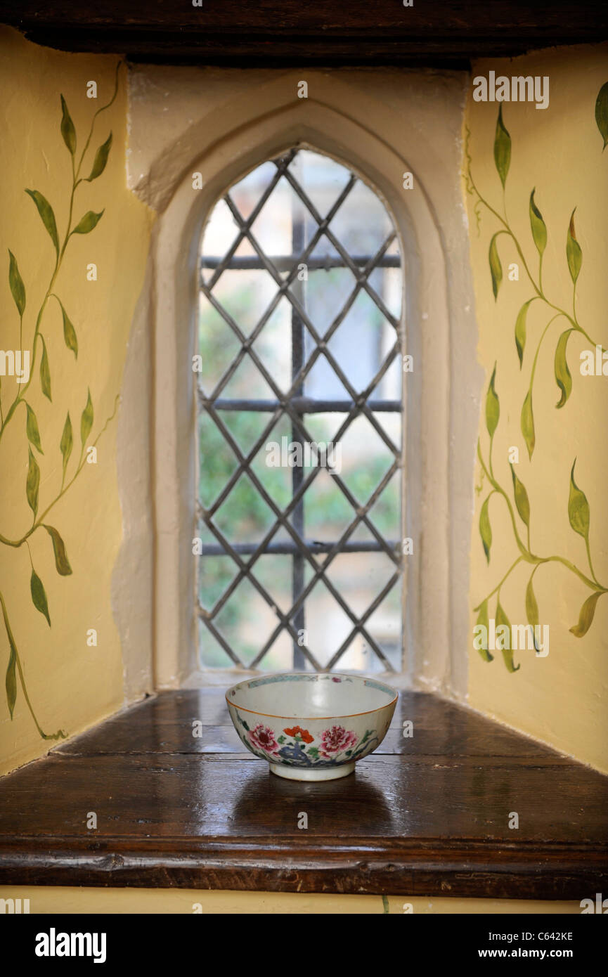 Medieval mullioned window hi-res stock photography and images - Alamy