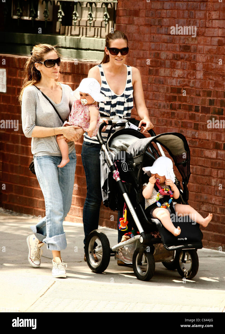 Sarah Jessica Parker walking with her twins Tabitha and Marion in New ...