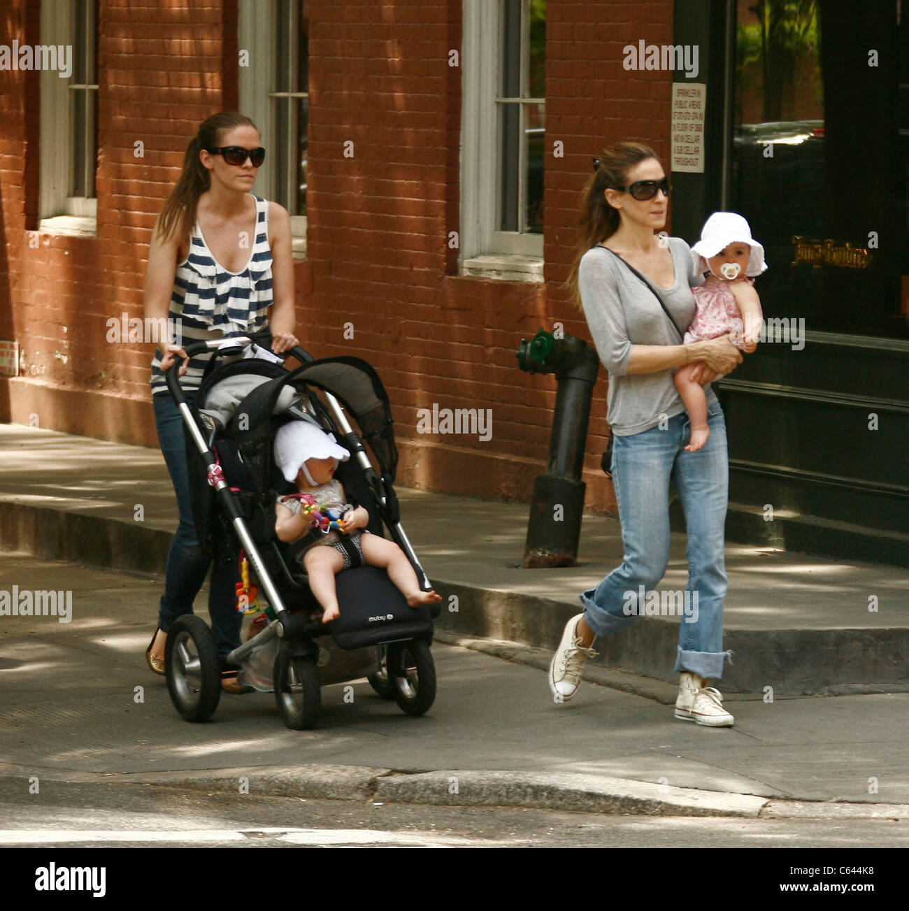 Sarah Jessica Parker walking with her twins Tabitha and Marion in New ...