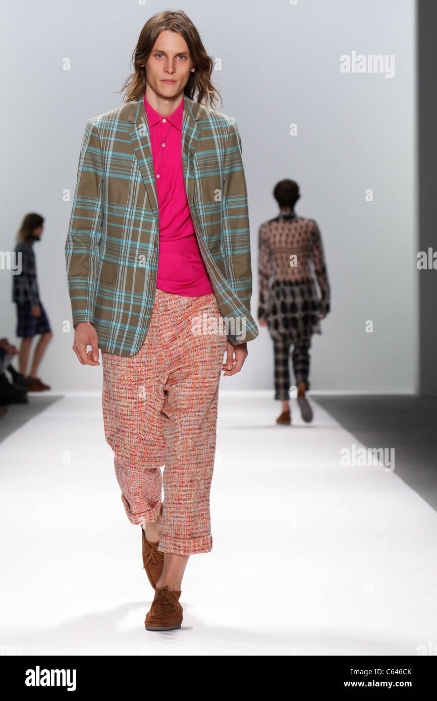 Male runway model hi-res stock photography and images - Alamy