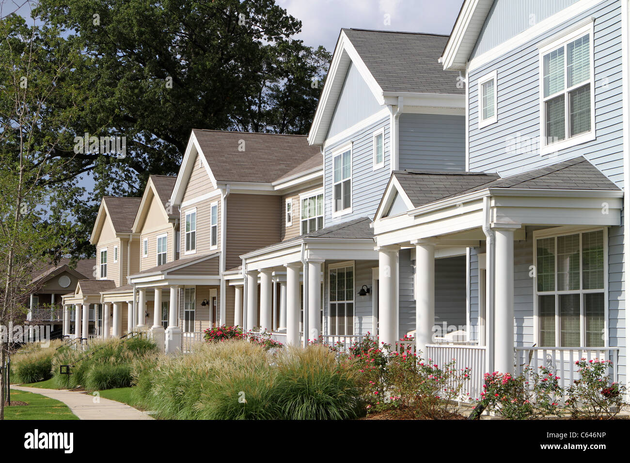 Row of newly constructed townhomes in a sidewalk neighborhood Stock ...
