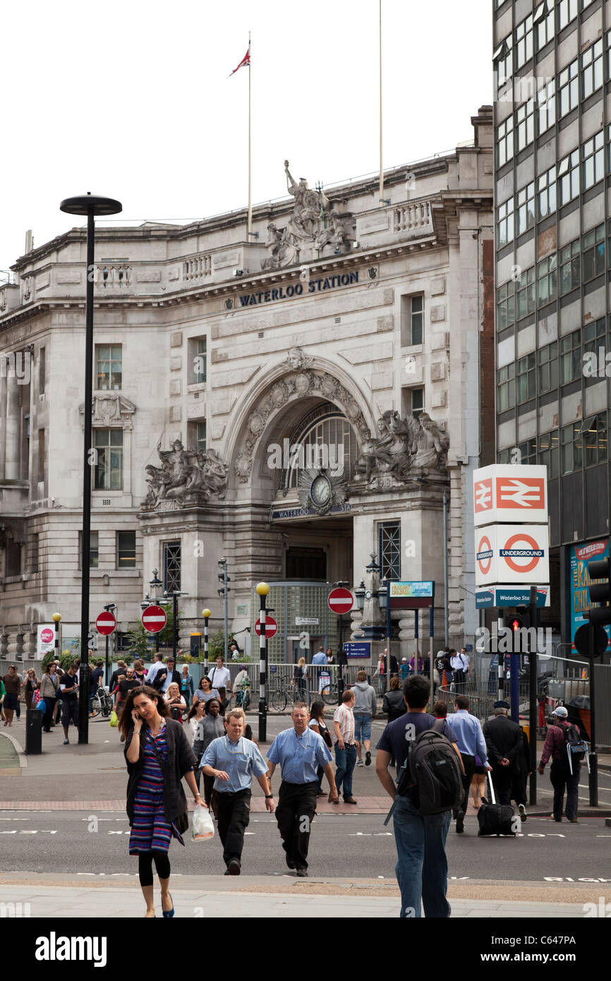 London waterloo train station exit sign hi-res stock photography and ...
