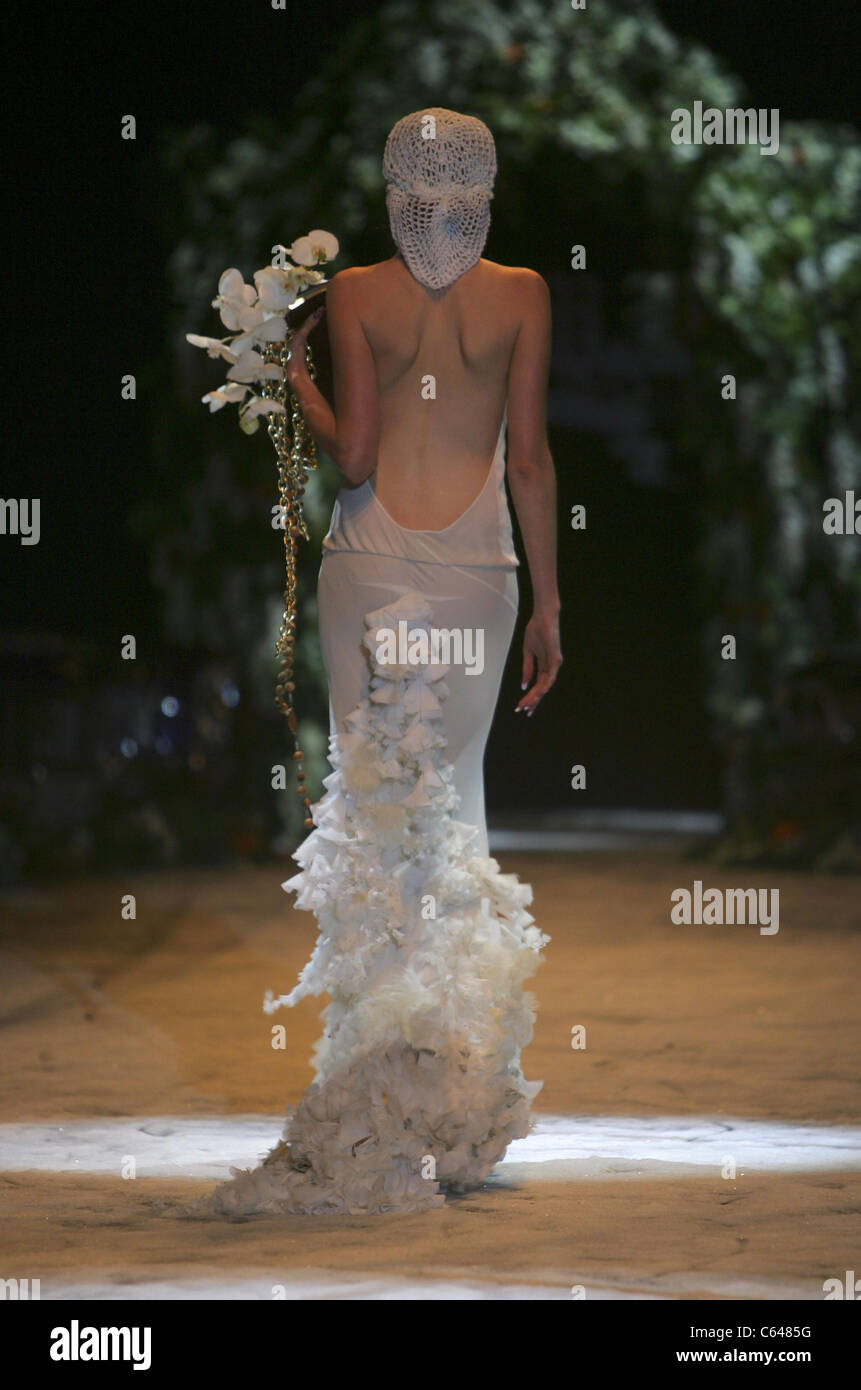 Models inside for Gwen Stefani for L.A.M.B. 2006 Spring/Summer Fashion ...