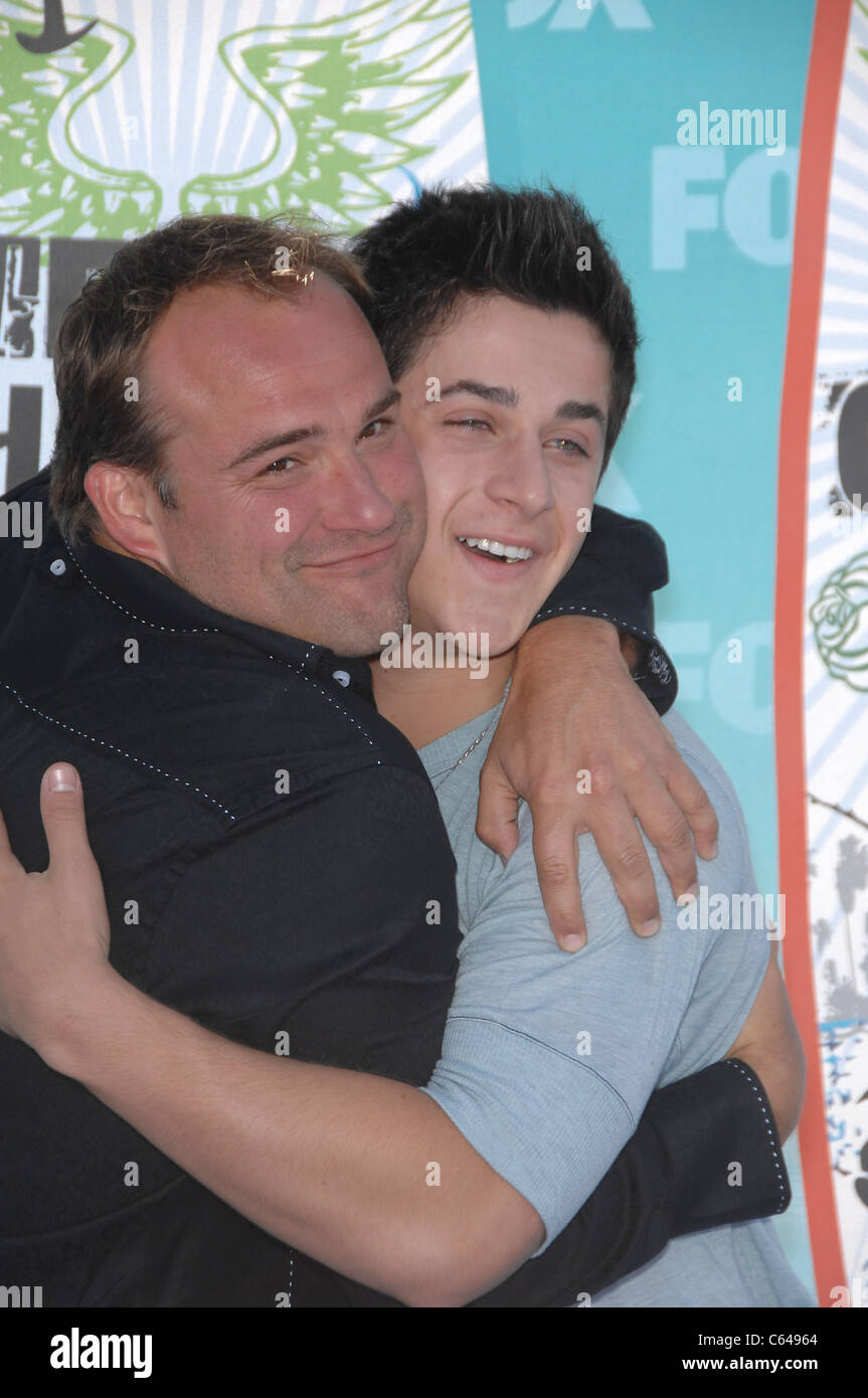 David Henrie And Selena Gomez Hugging