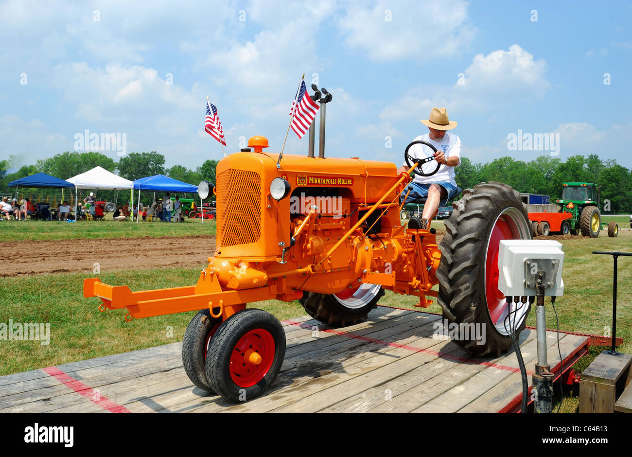 Antique tractor pull hi-res stock photography and images - Alamy