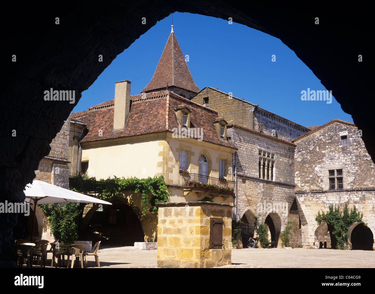 Monpazier market square hi-res stock photography and images - Alamy