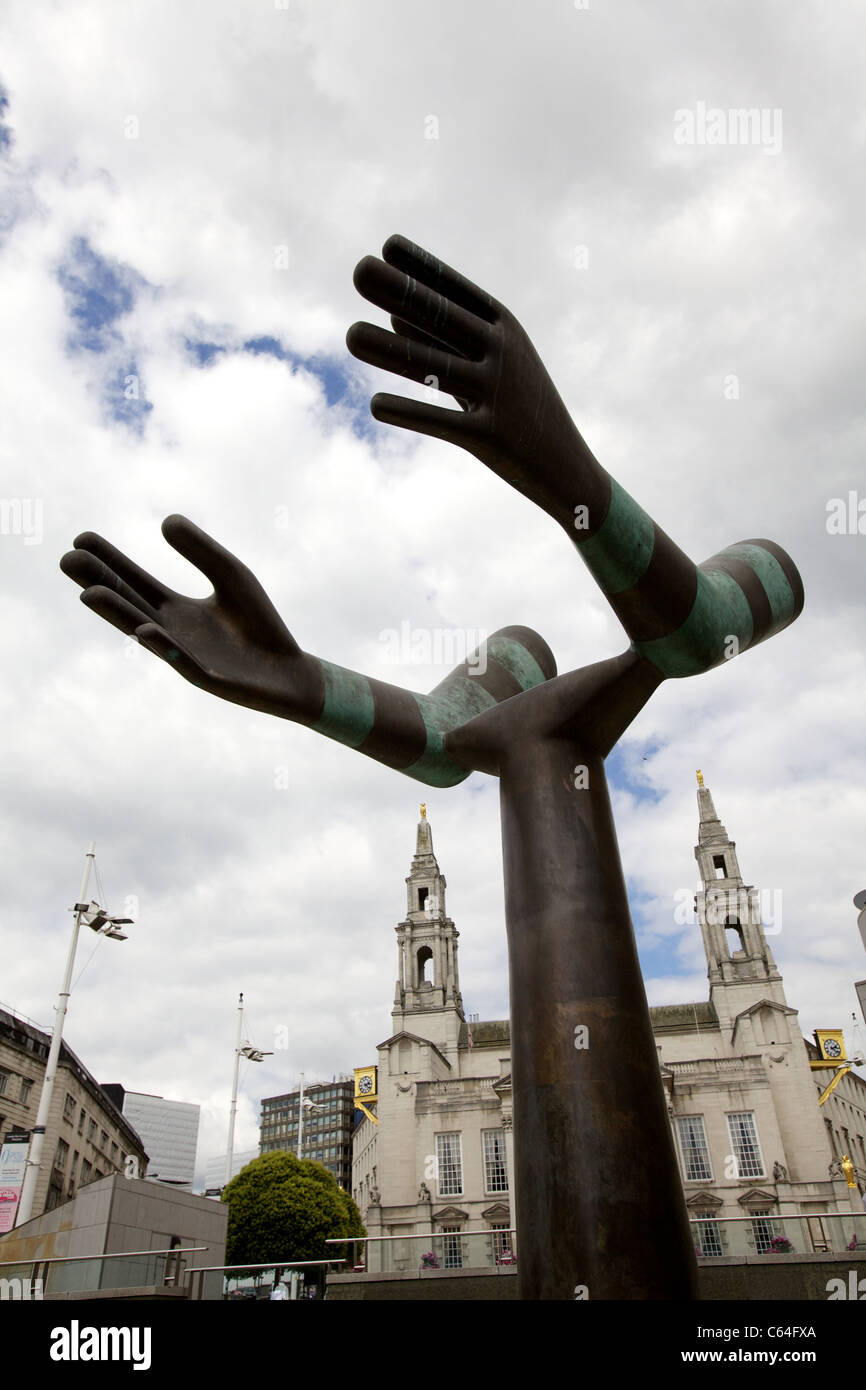 'Both Arms' statue,16' high bronze sculpture by Kenneth Armitage ...