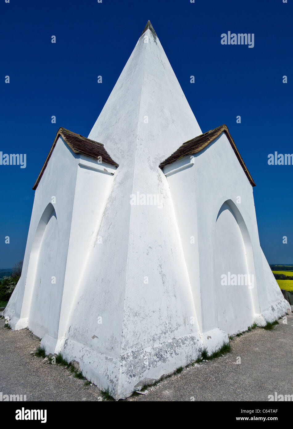 Monument to a famous horse named "Beware Chalk Pit" on Farley Mount ...