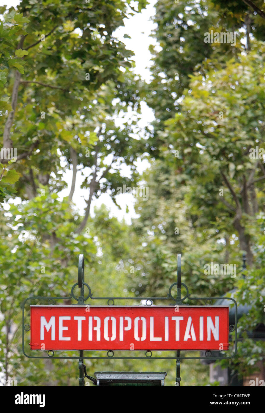 Iconic Paris mtero underground sign Stock Photo - Alamy