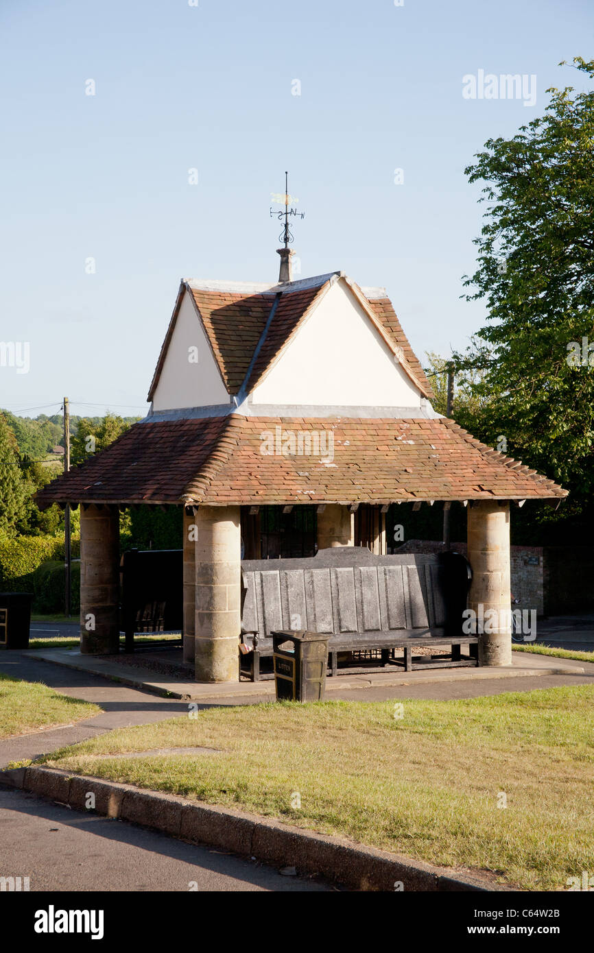 Village green and Well House, Sedlescombe, East Sussex, England, UK ...