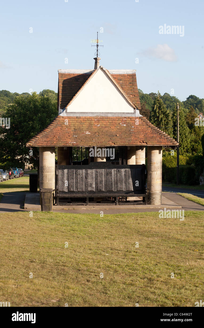 Village green and Well House, Sedlescombe, East Sussex, England, UK ...