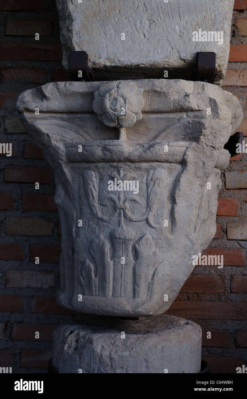 Corinthian chapiter . Renaissance ( Plateresque ) belonging to the ...