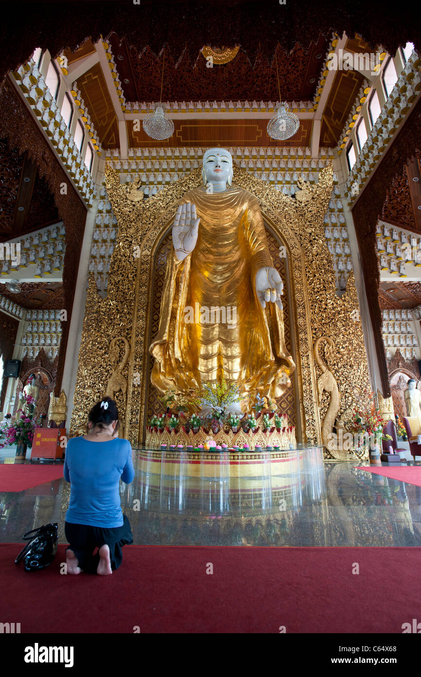 Women Praying in Dhammikarama Burmese Temple, George Town, Penang Stock ...