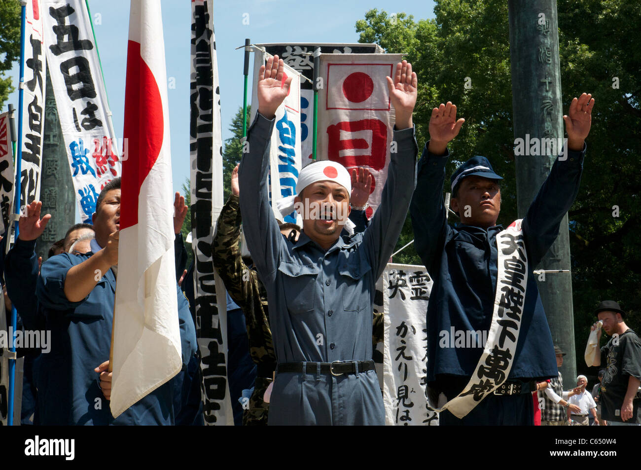 Japanese right wing group yasukuni shrine hi-res stock photography and ...