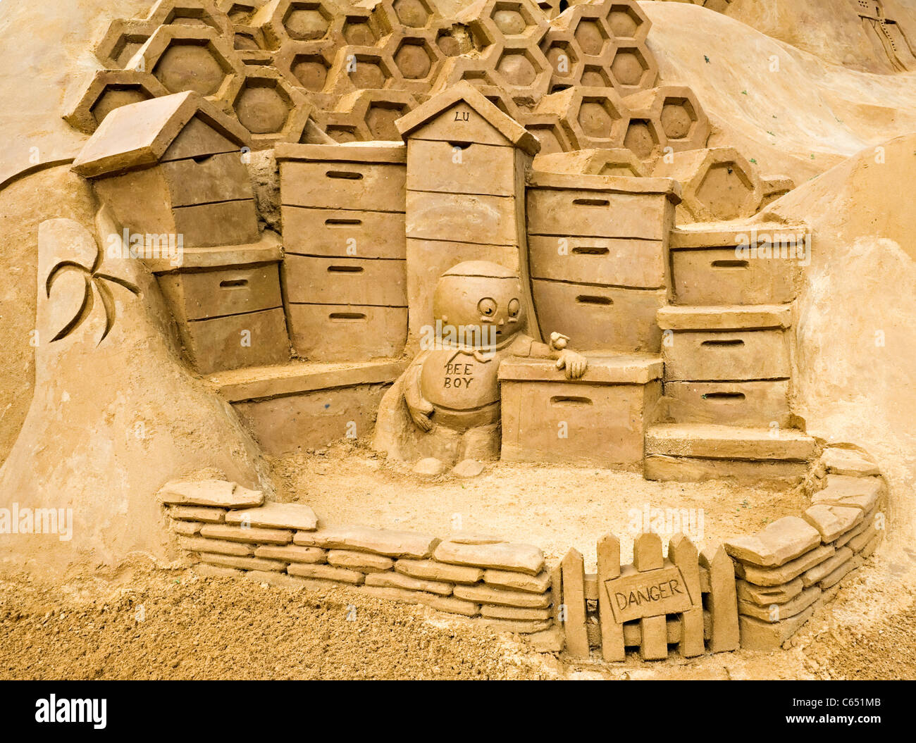 Beehive sculpture hi-res stock photography and images - Alamy