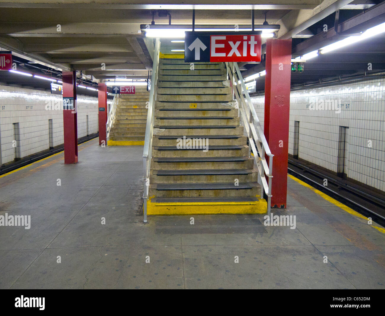 Subway platform in New York City Stock Photo - Alamy