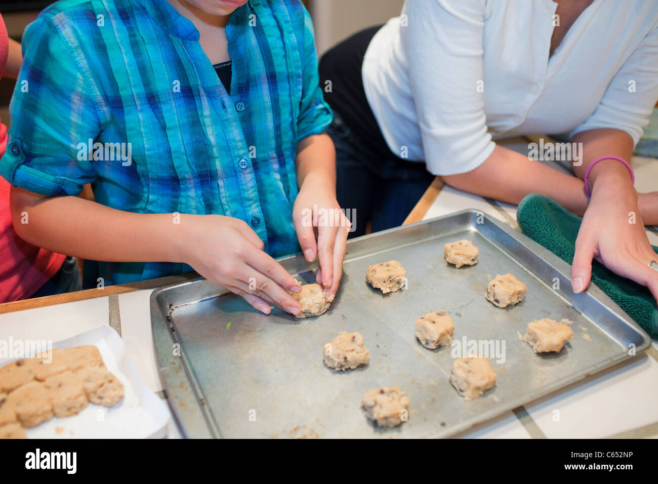 Mother and daughter baking cookies Stock Photo - Alamy