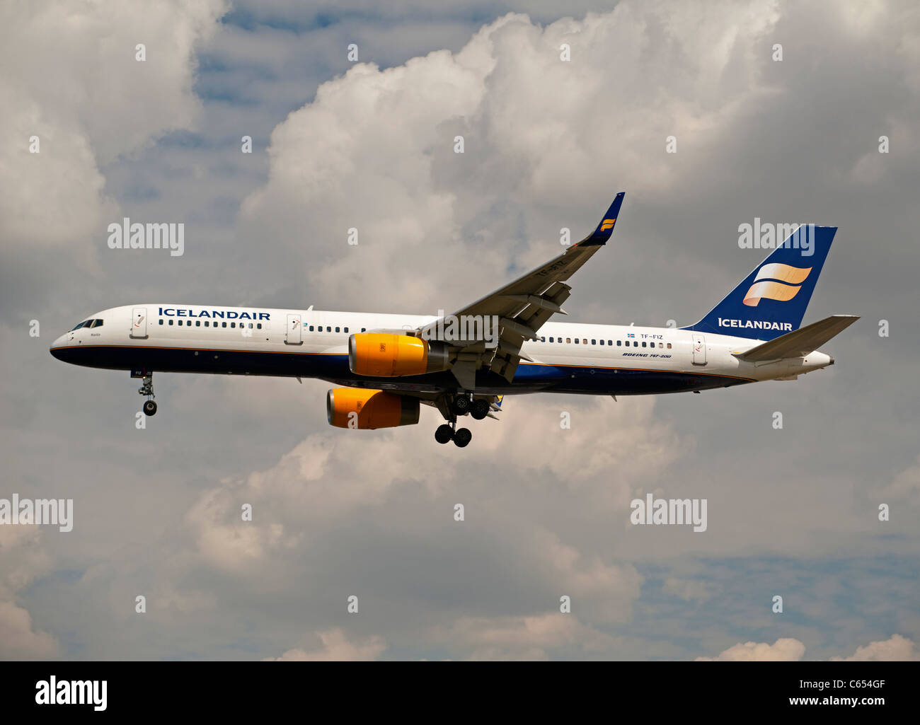 Icelandair 757 in flight hi-res stock photography and images - Alamy