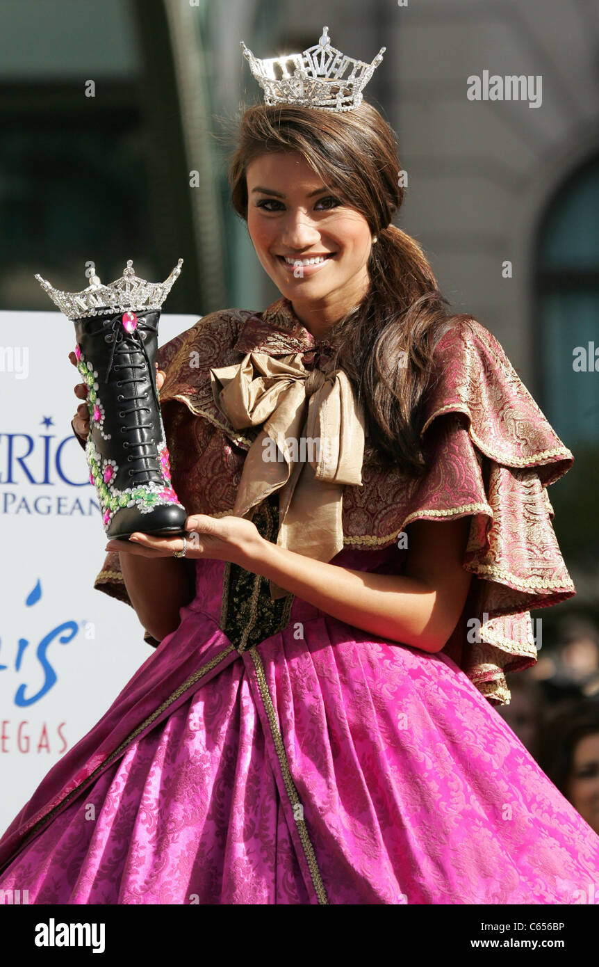 The miss america dsw show us your shoes parade hi-res stock photography ...
